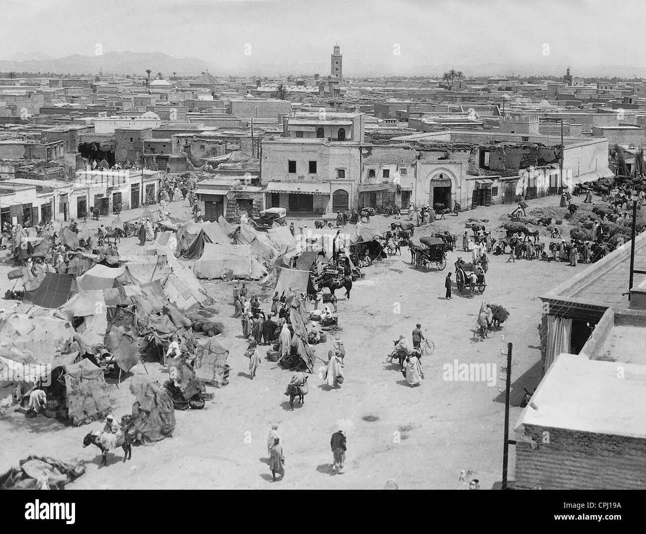Center in the square Black and White Stock Photos & Images - Alamy