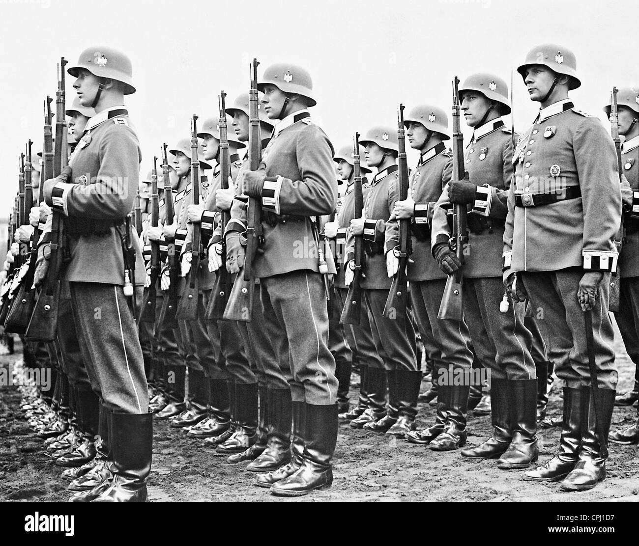 Soldiers present Black and White Stock Photos & Images - Alamy