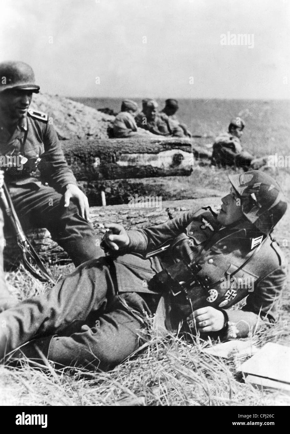 A German officer with an NCO at the eastern Front, 1943 Stock Photo - Alamy