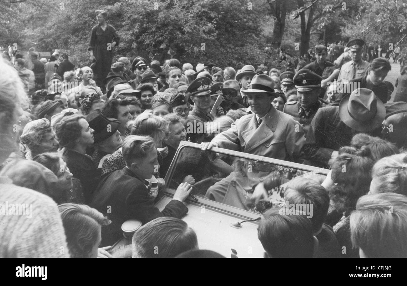 Joseph Goebbels visits Berlin after air raids, 1943 Stock Photo - Alamy