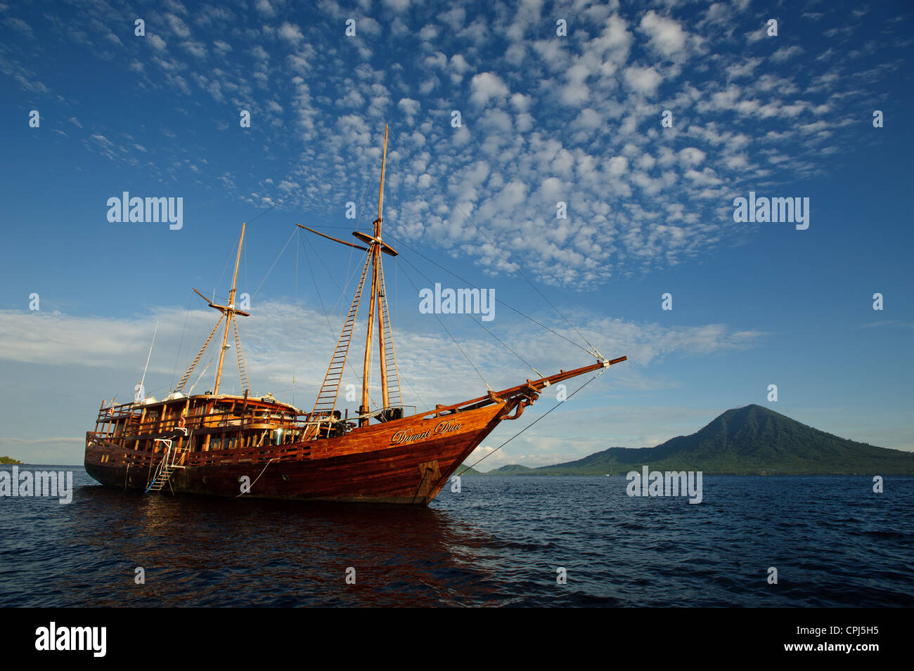Pinisi vessel hi-res stock photography and images - Alamy