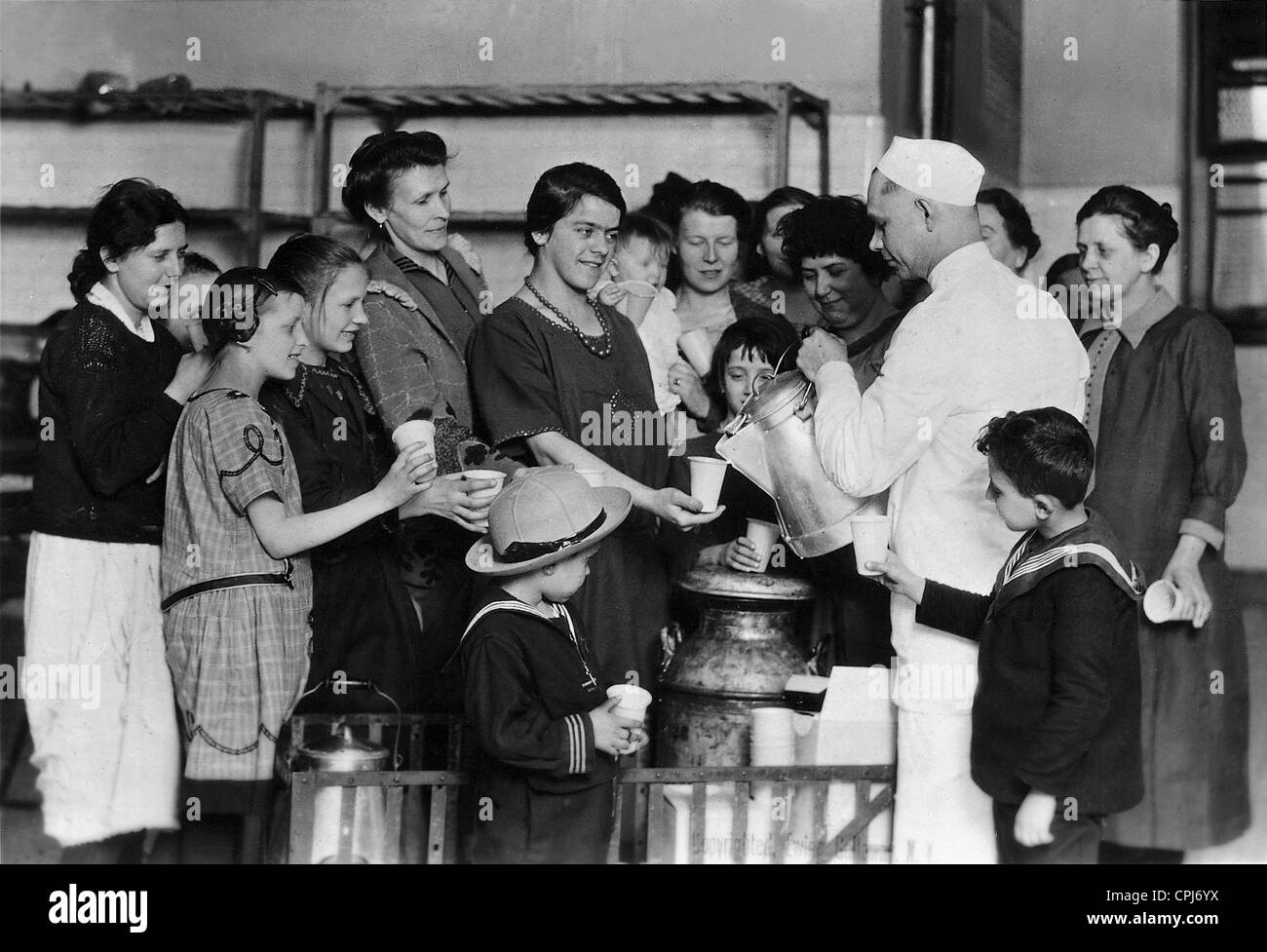 Ellis island immigrants Black and White Stock Photos & Images - Alamy