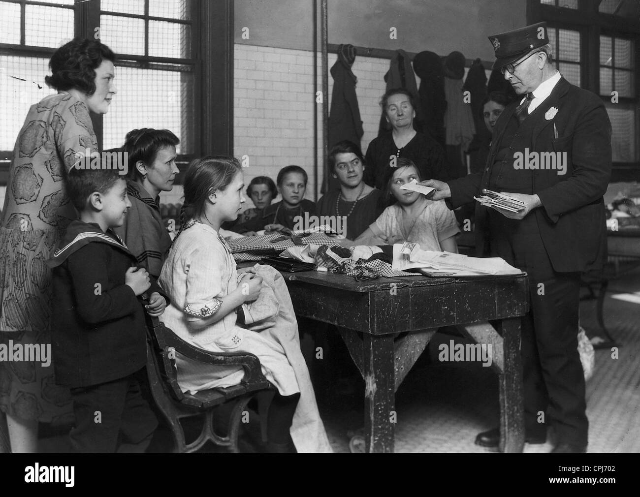 Ellis island immigrants hi-res stock photography and images - Alamy