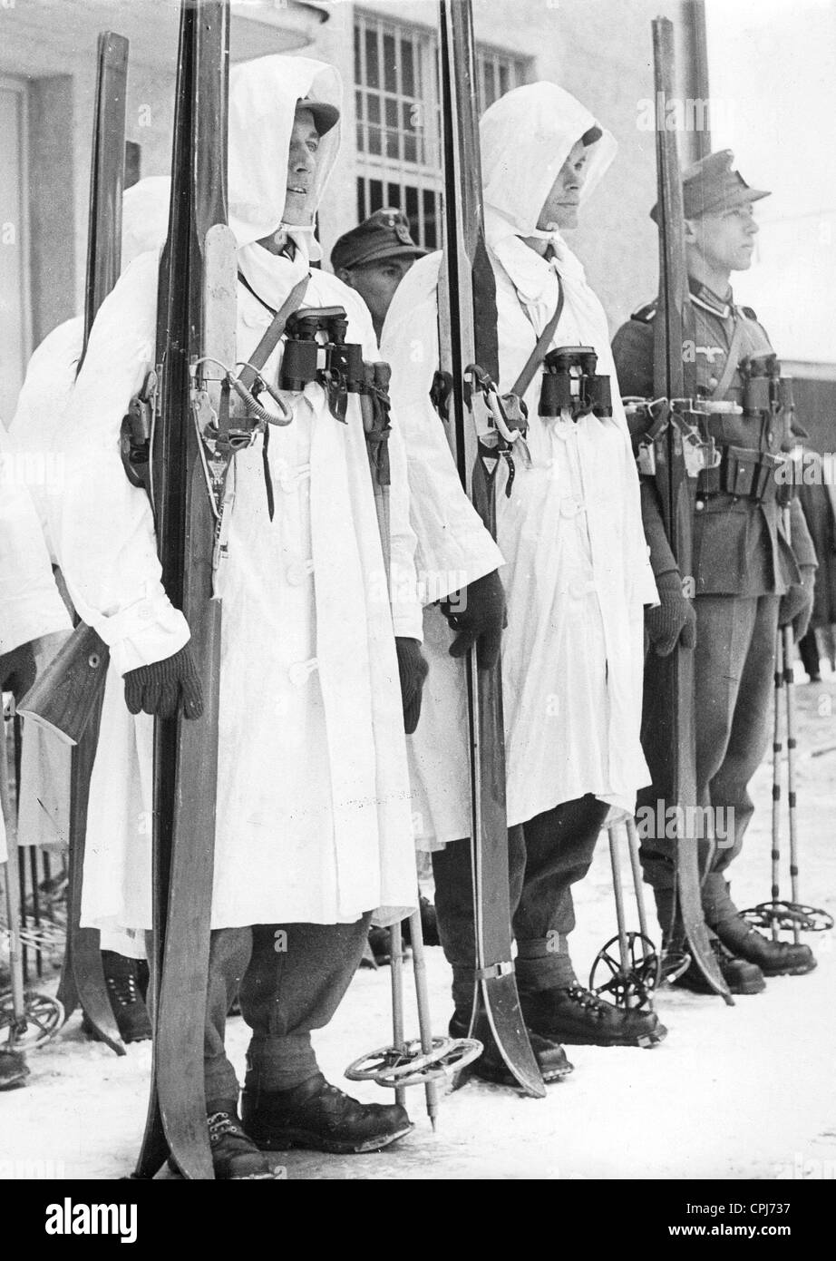 Ski reconnaissance troop in snow camouflage, 1939 Stock Photo - Alamy