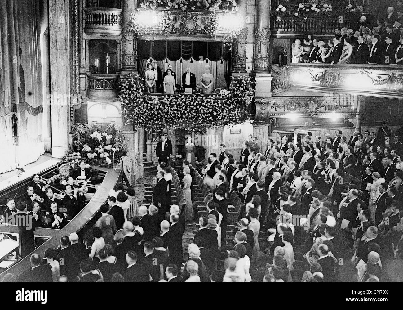 London palladium interior view hi-res stock photography and images - Alamy