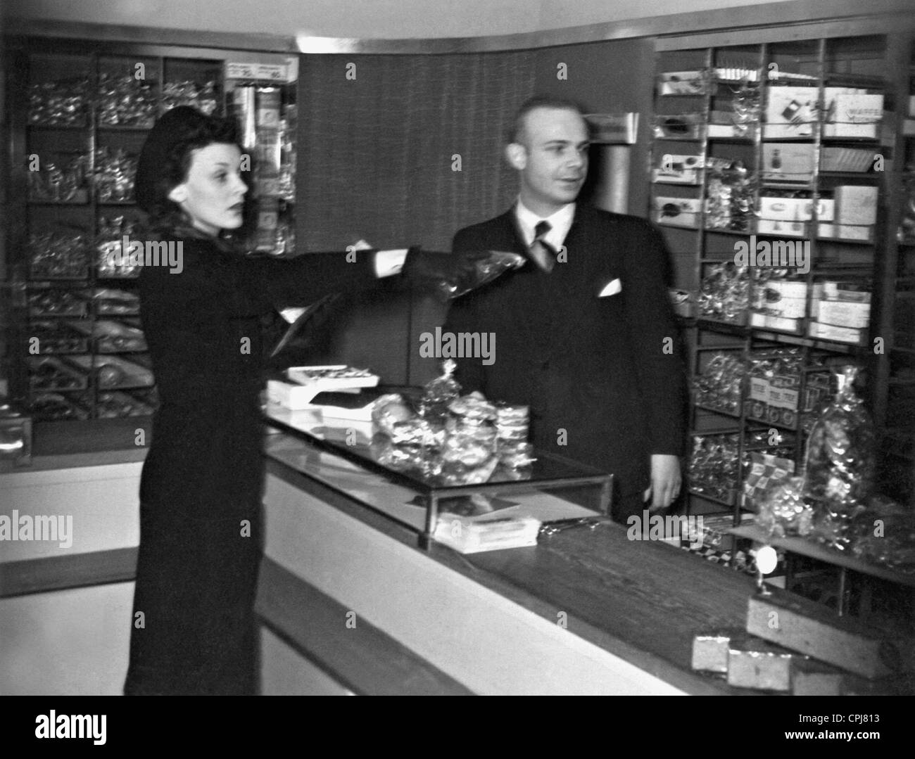 Inge List shopping, 1937 Stock Photo - Alamy