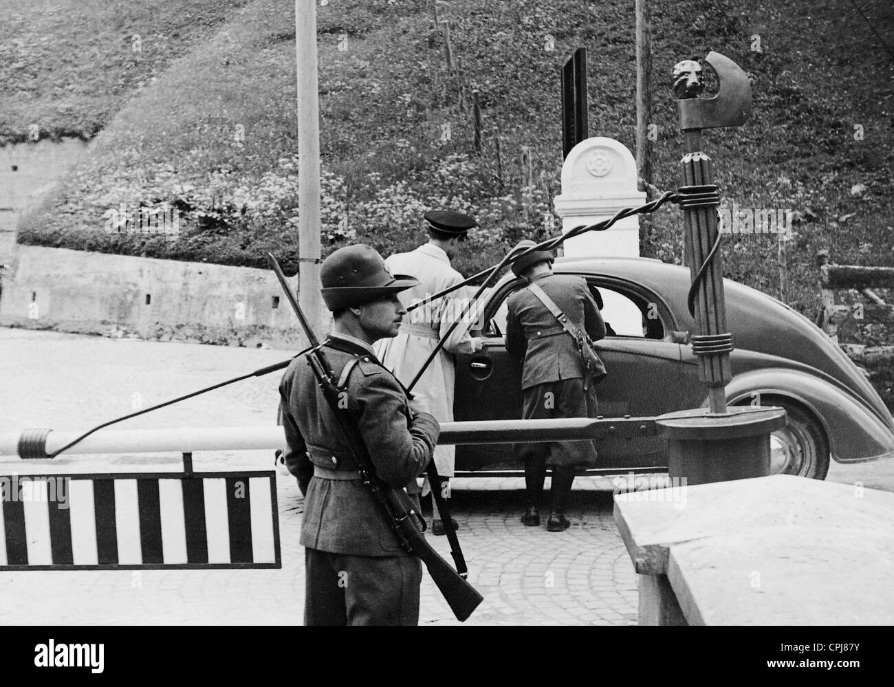 Passport control customs frontier hi-res stock photography and images ...