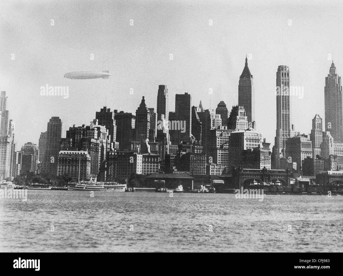 LZ 129 'Hindenburg' over Manhattan, 1936 Stock Photo - Alamy
