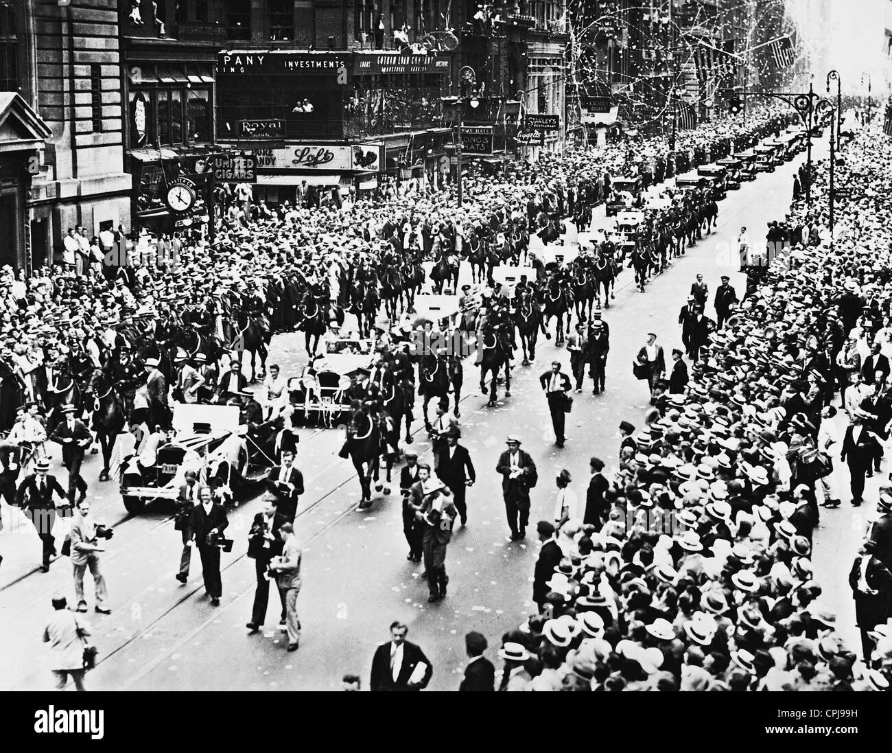 Who flew around the world in eight days hi-res stock photography and ...