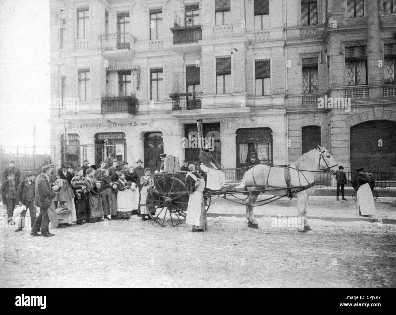 Feeding the poor hi-res stock photography and images - Alamy