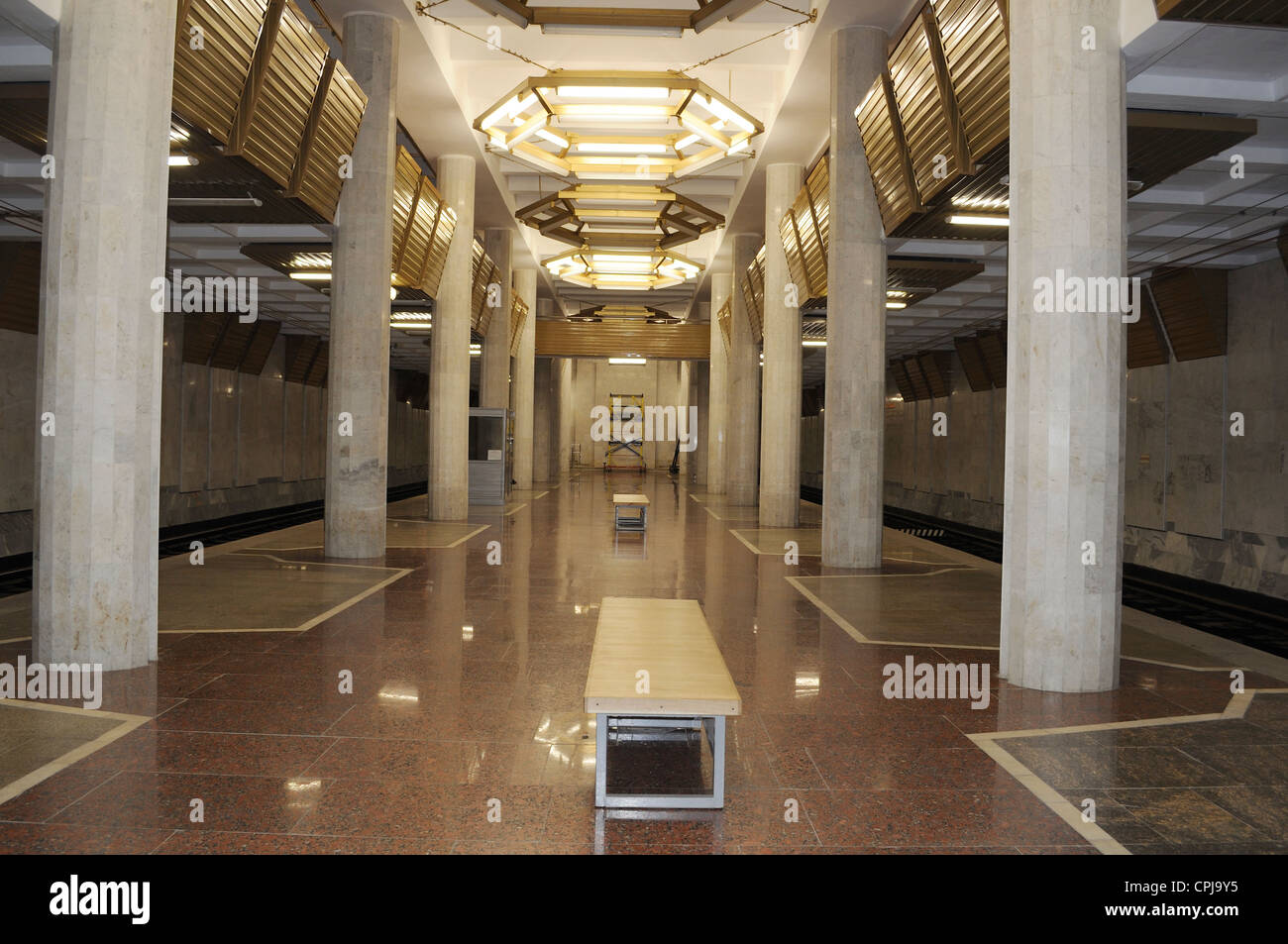 Empty modern subway station Stock Photo - Alamy