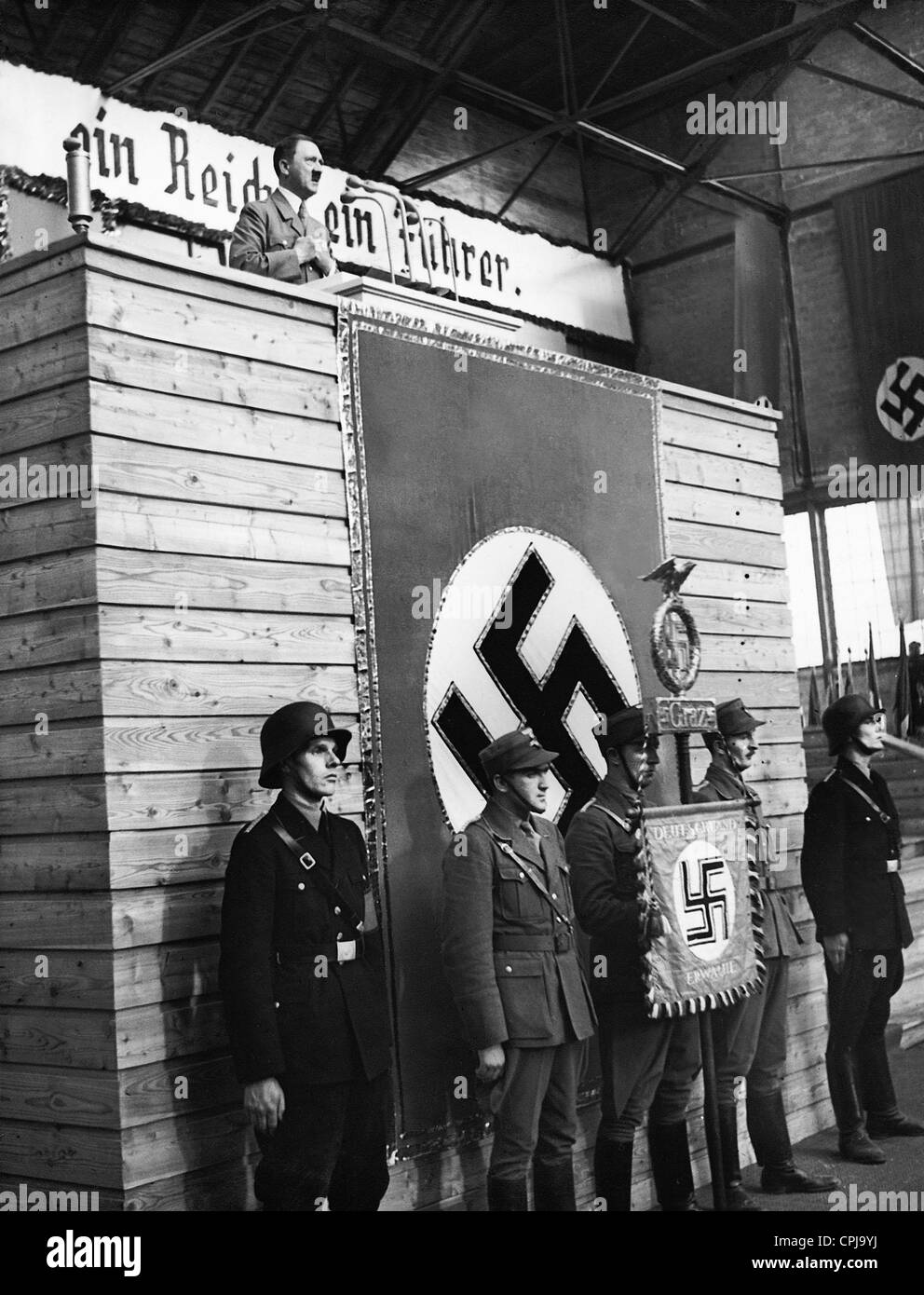 Adolf hitler speaks sa hi-res stock photography and images - Alamy