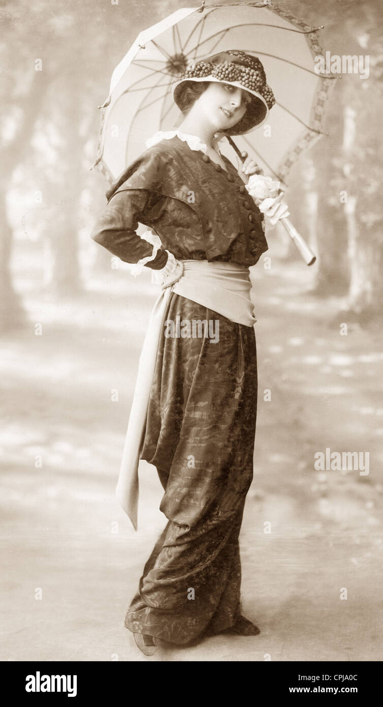 Women's fashion in 1902 Stock Photo - Alamy