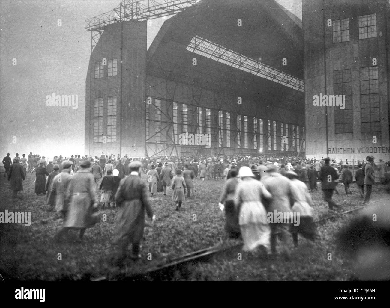 Aircraft zeppelin hi-res stock photography and images - Alamy