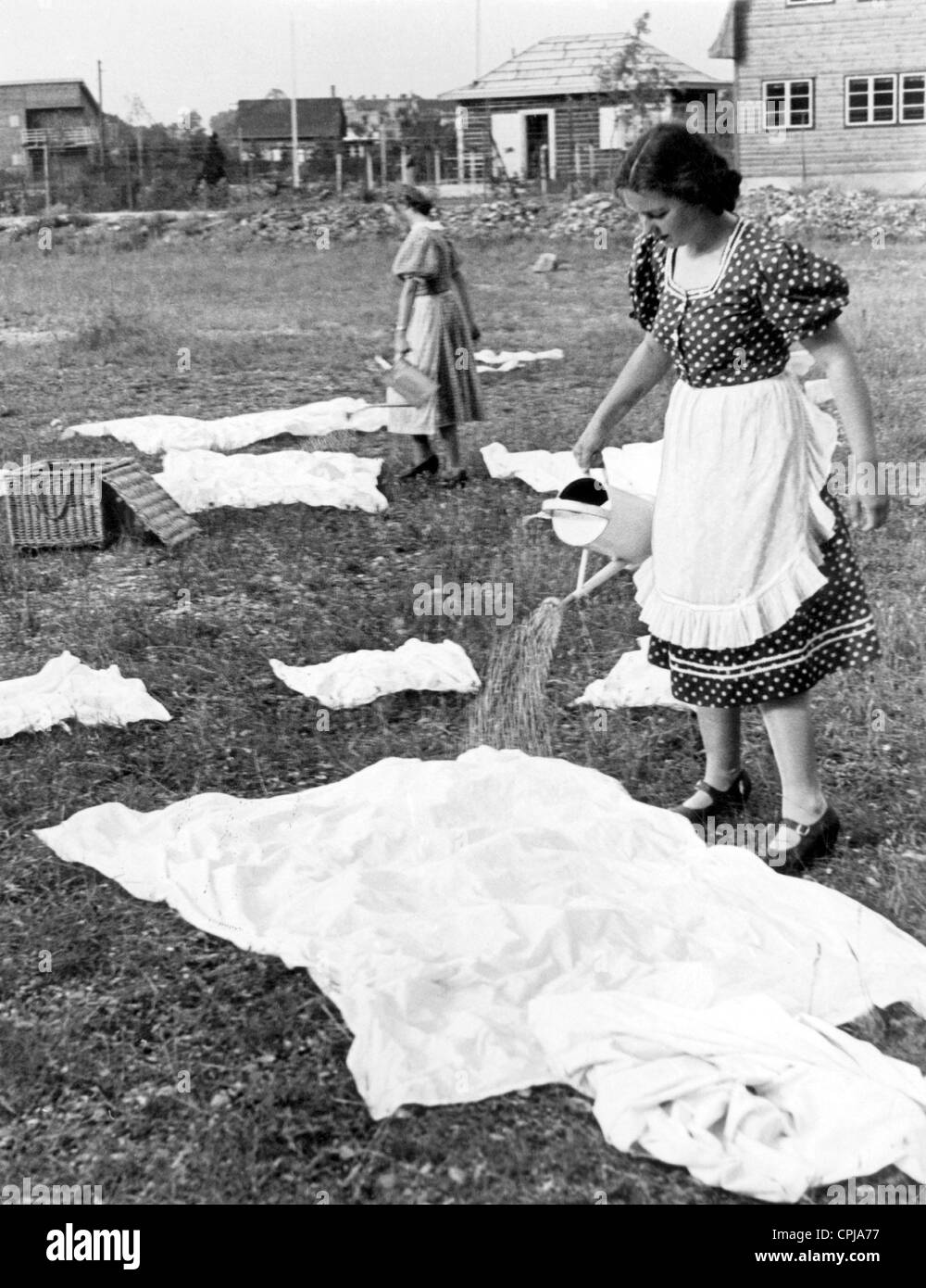 Laundrywomen hi-res stock photography and images - Alamy