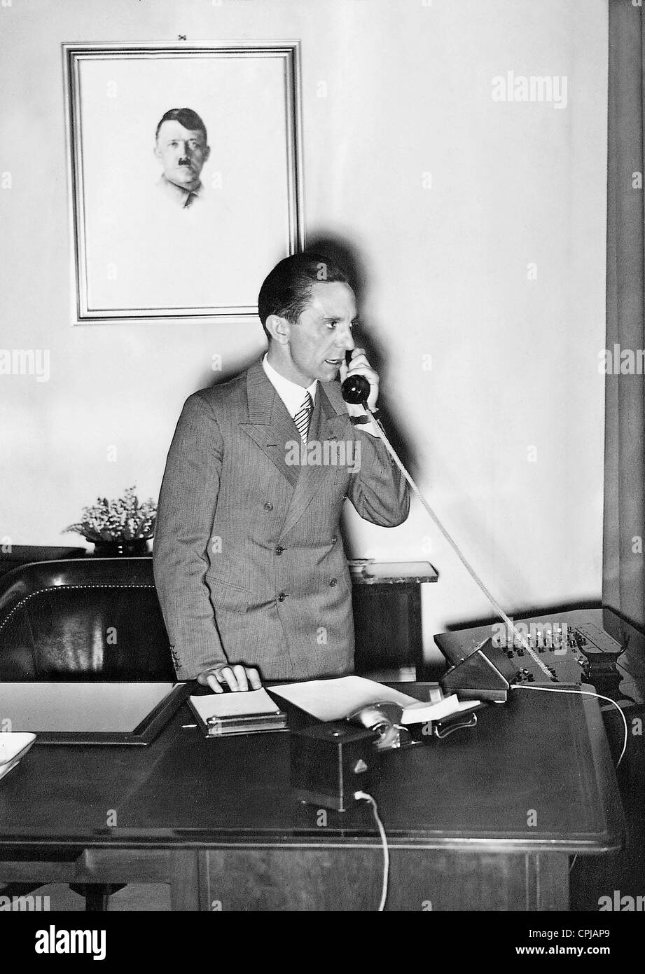 Chief editor newspaper Black and White Stock Photos & Images - Alamy