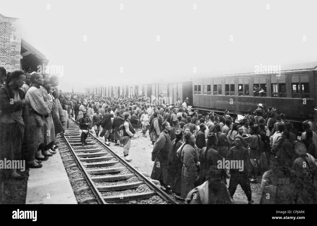 Railway train in station Black and White Stock Photos & Images - Alamy