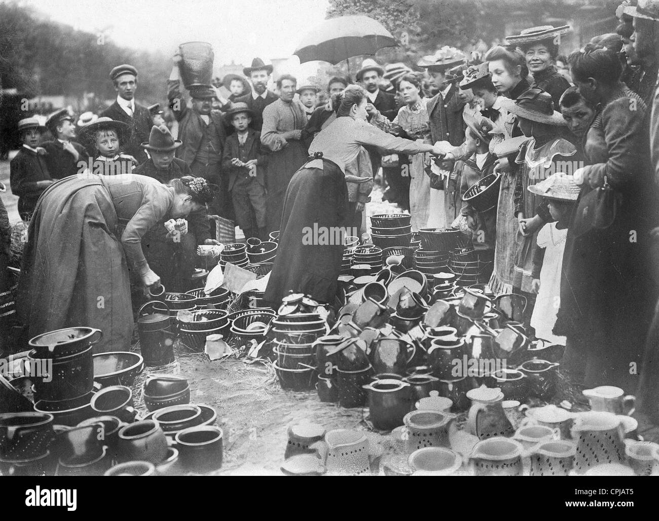 Pottery women Black and White Stock Photos & Images - Alamy