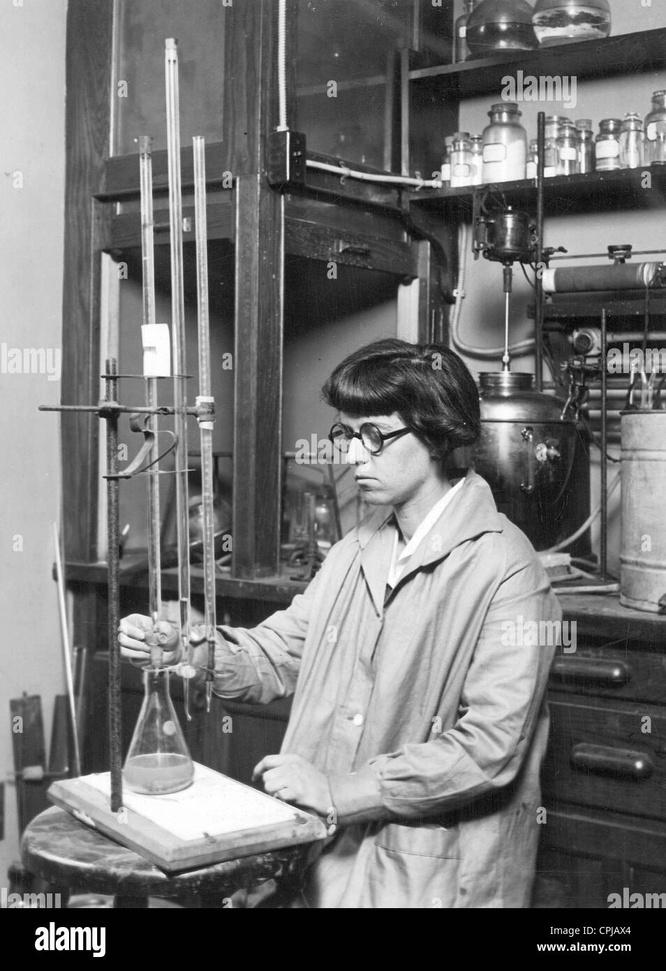 Scientist in laboratory 1927 Black and White Stock Photos & Images - Alamy