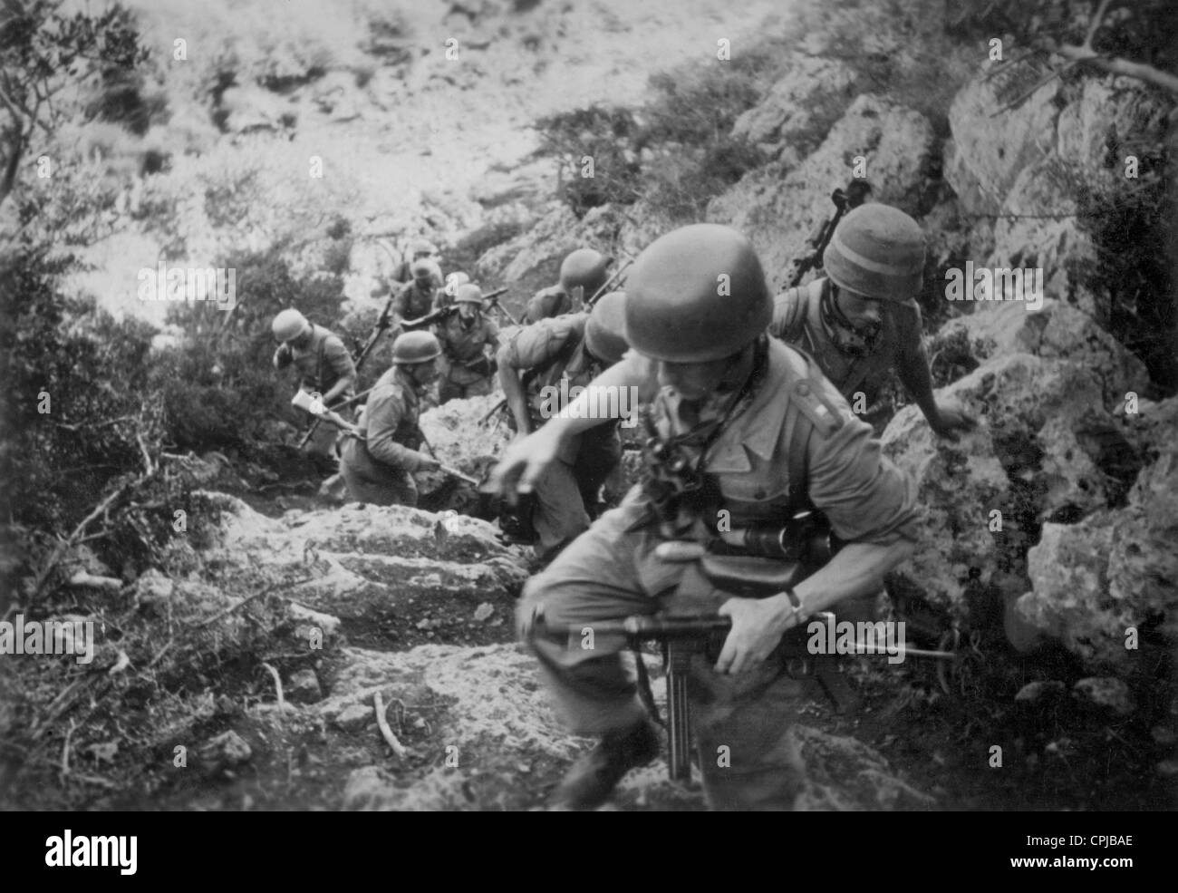 German paratroopers on patrol in Tunisia, 1942 Stock Photo - Alamy