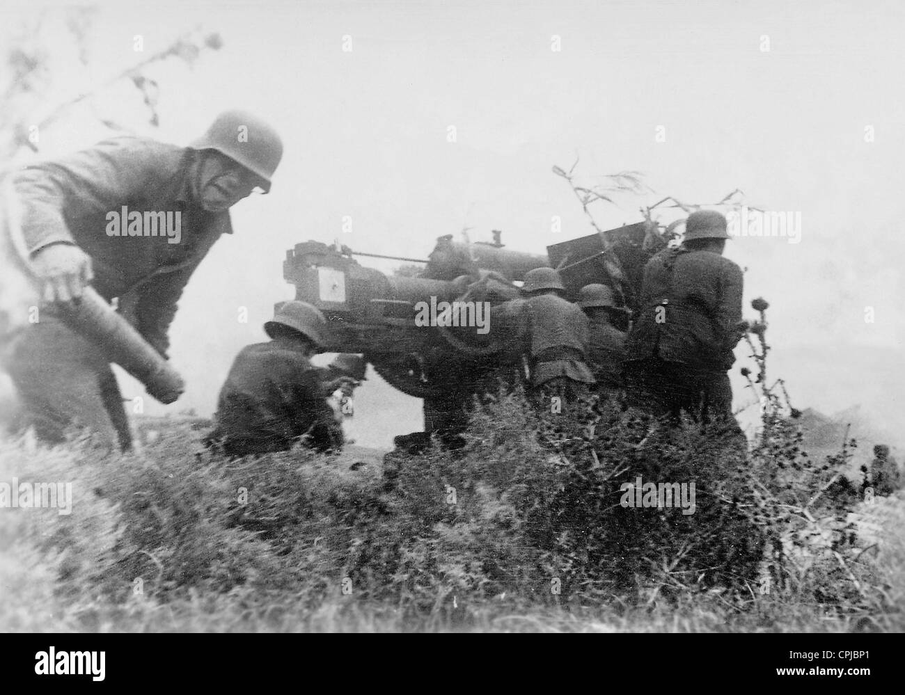 German soldiers with an anti-aircraft gun in WWII on the Eastern front ...