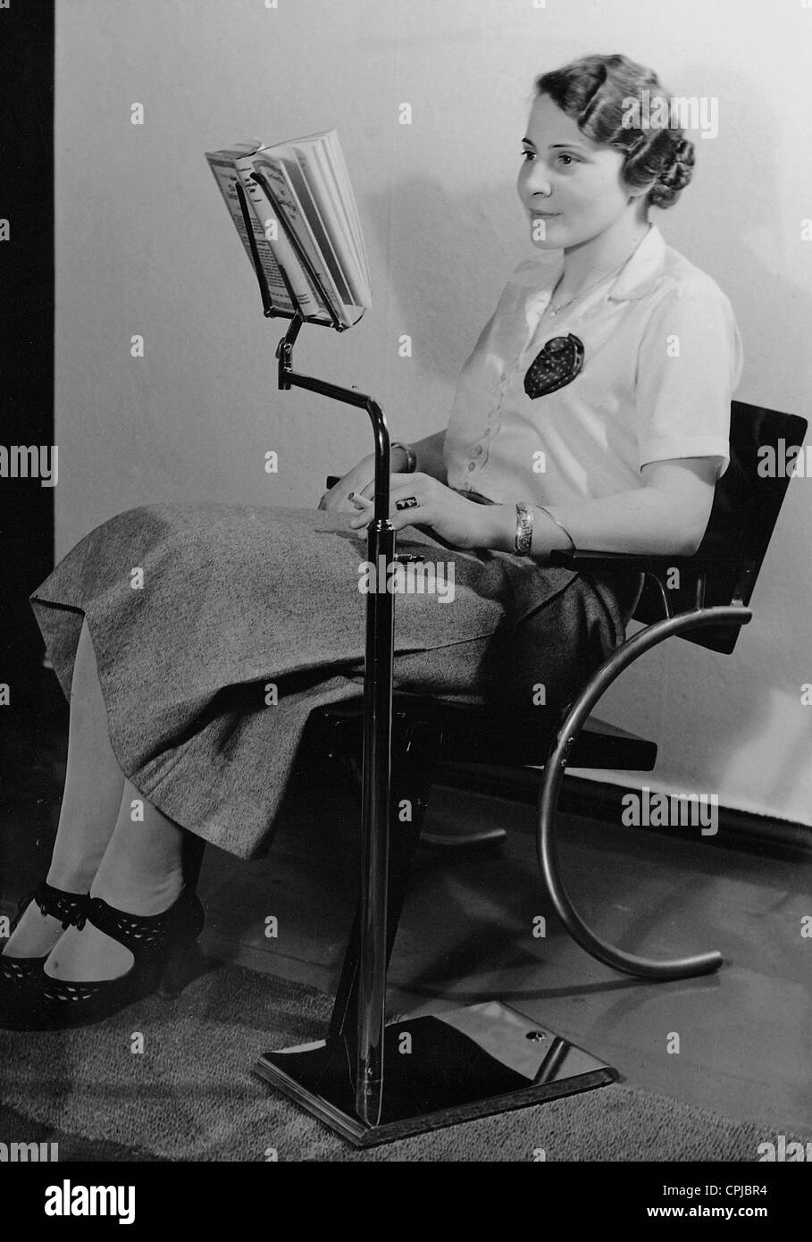 Woman reading 1937 Stock Photo - Alamy