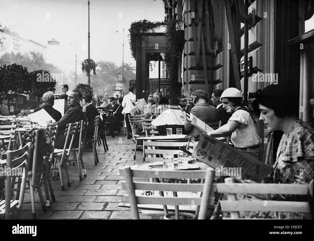 Sidewalk cafe in Vienna, 1938 Stock Photo - Alamy
