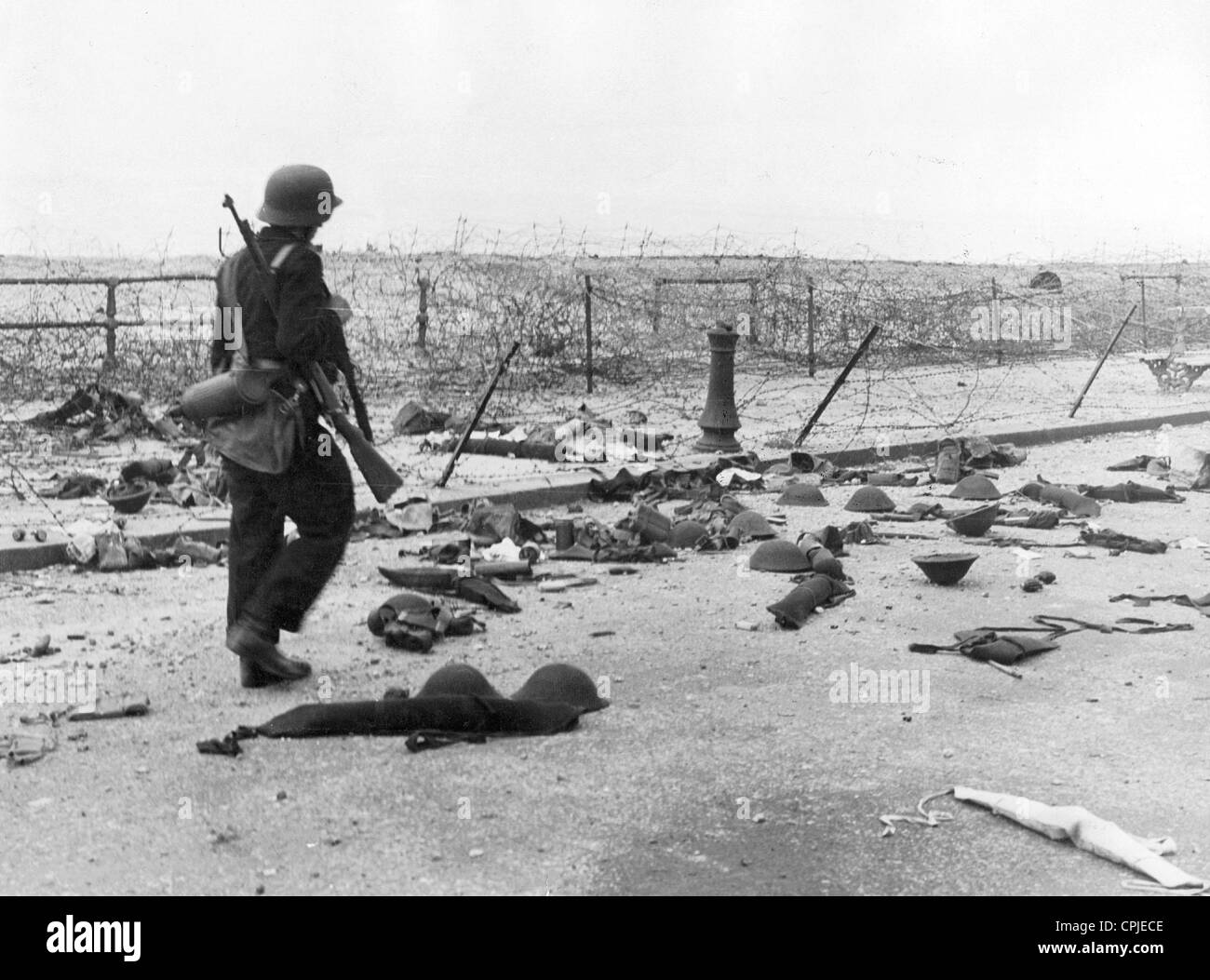 German soldier on the beach at Dunkirk, 1940 Stock Photo - Alamy