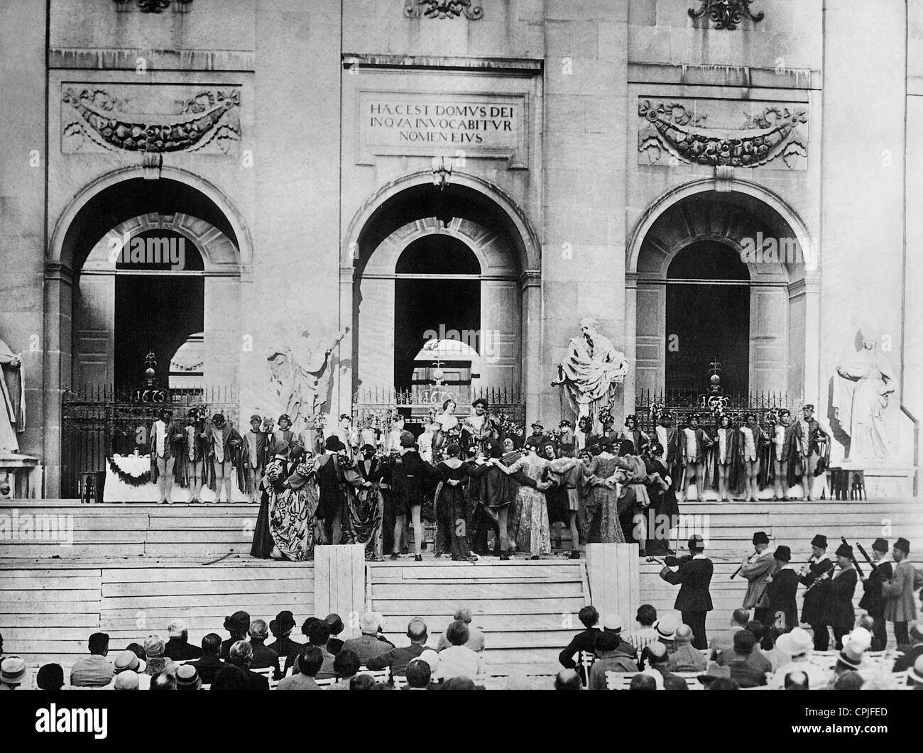 Max reinhardts staging jedermann hi-res stock photography and images ...