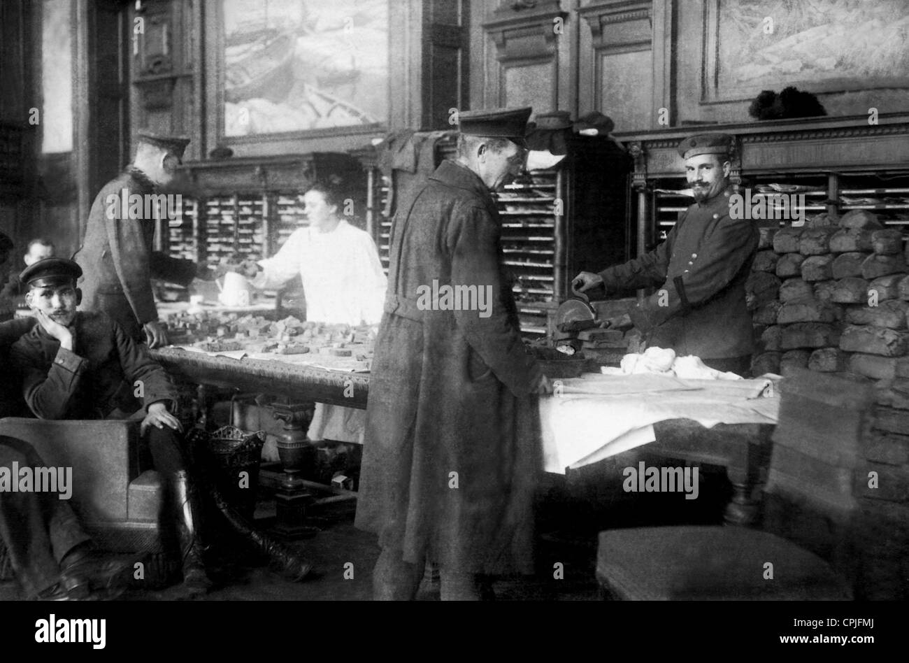 Aid station of the Workers' and Soldiers' council in the Reichstag ...
