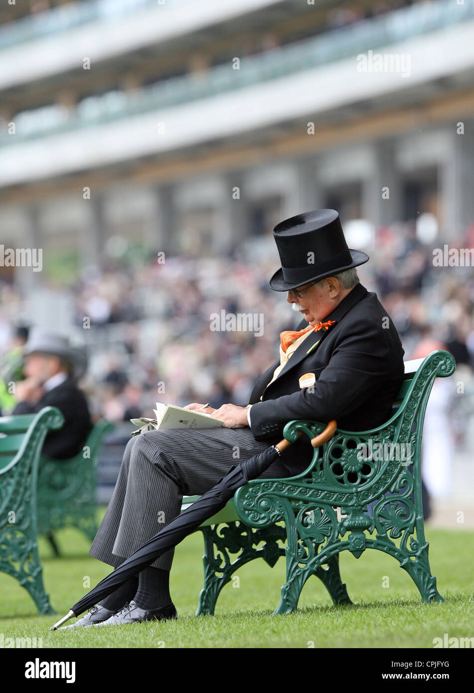 Man seating on bench hi-res stock photography and images - Alamy