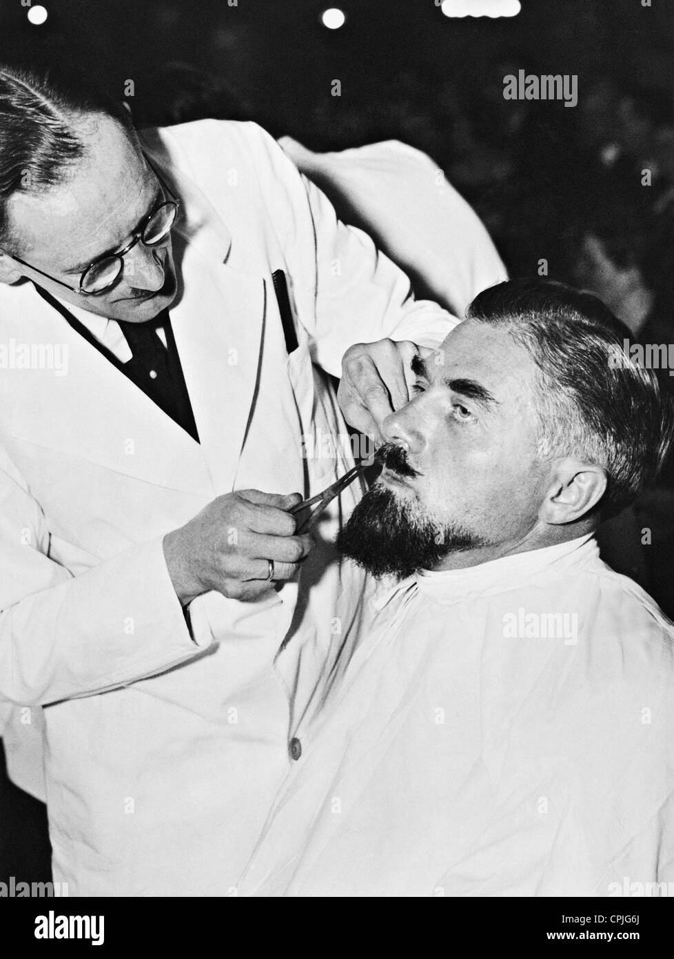 Shaving his beard Black and White Stock Photos & Images - Alamy