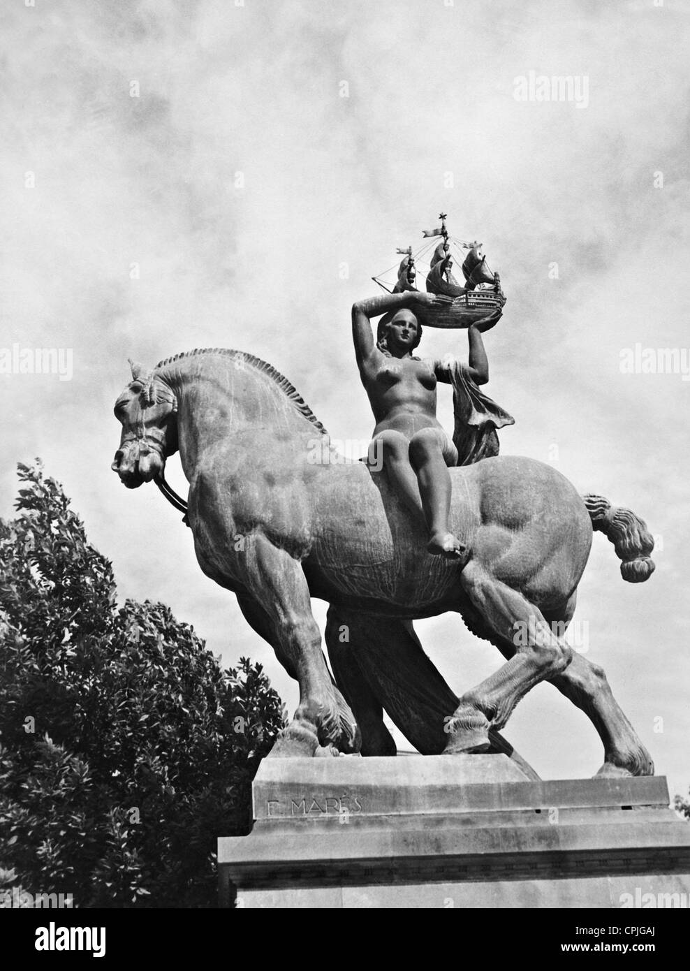 Monument on Black and White Stock Photos & Images - Alamy