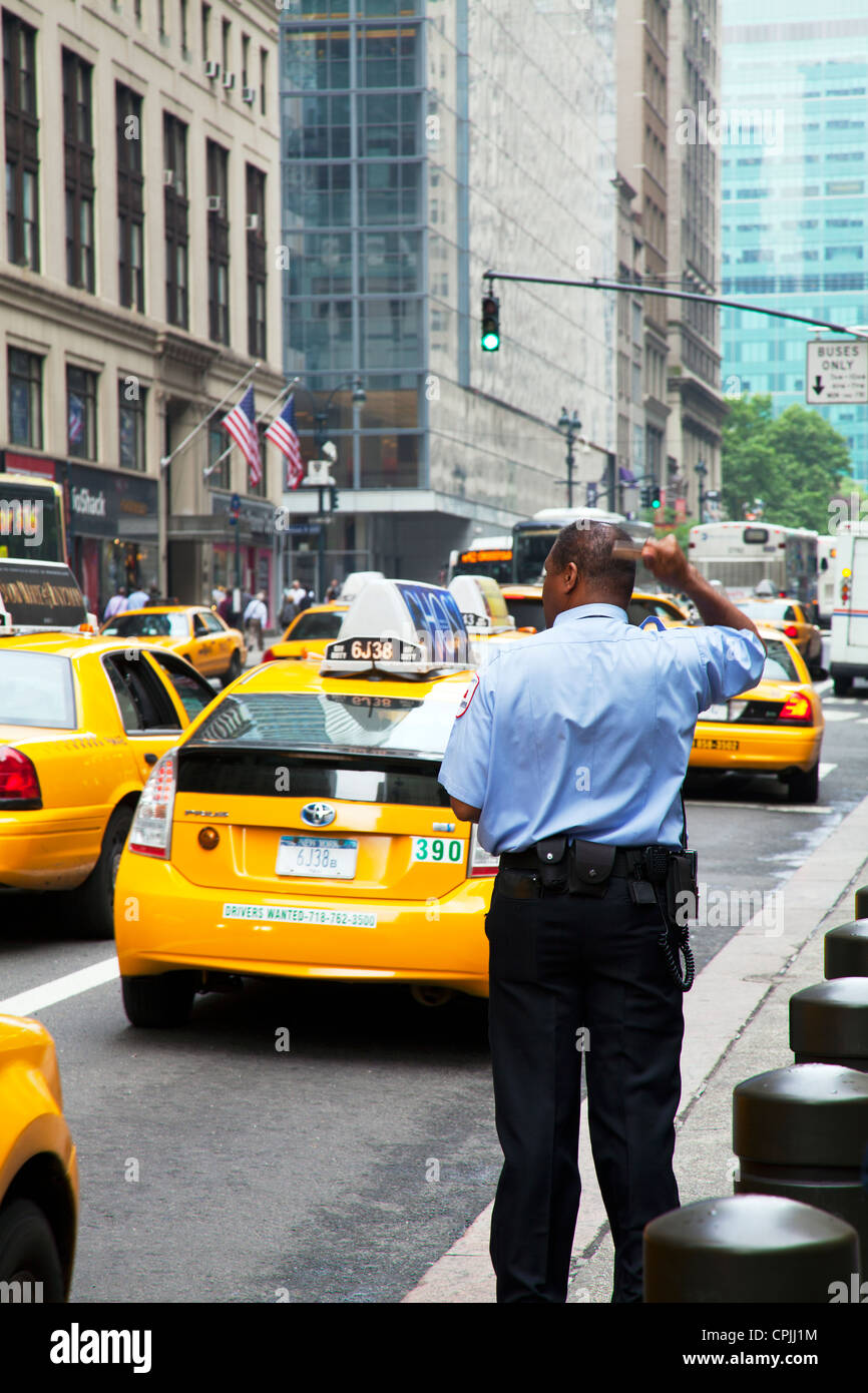 New york city police officer hi-res stock photography and images - Alamy