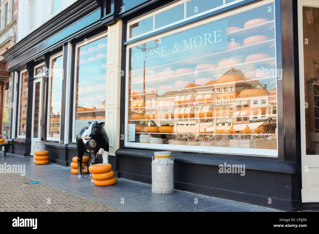 Shop window of traditional Dutch cheeses Stock Photo - Alamy