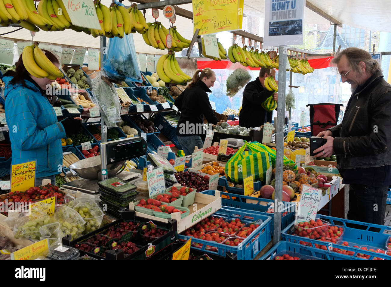 Market stall with fruit hi-res stock photography and images - Alamy