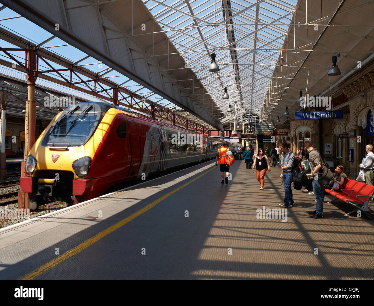 Busy train platform uk hi-res stock photography and images - Alamy