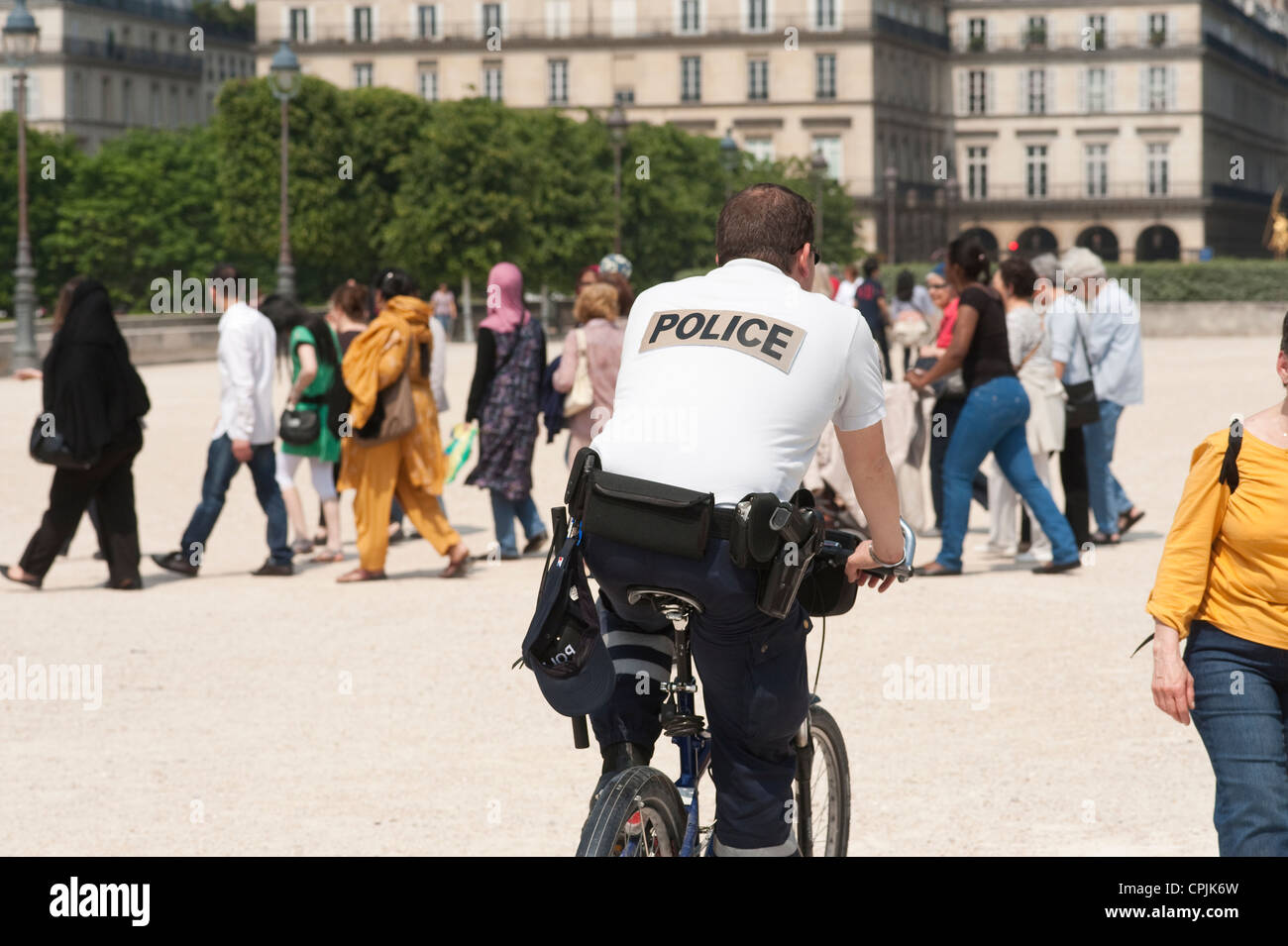 Paris policeman hi-res stock photography and images - Alamy