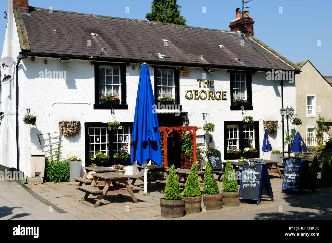 Castleton village house derbyshire hi-res stock photography and images ...