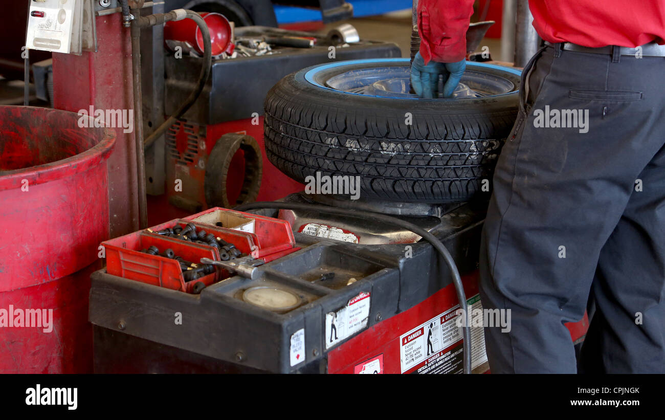 Mechanic changes wheel hi-res stock photography and images - Alamy
