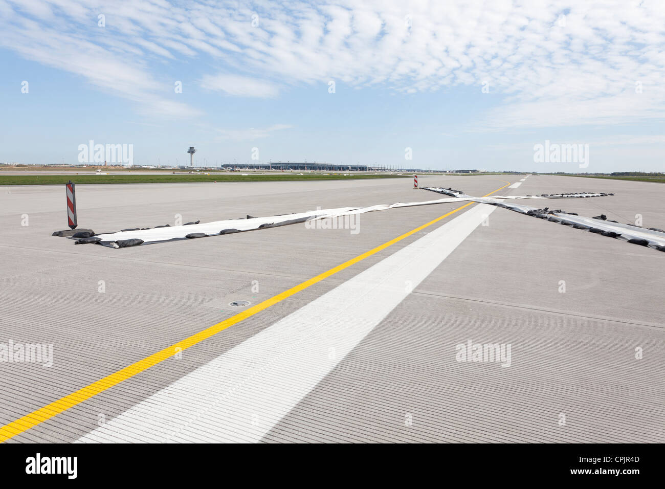 Cross runway hi-res stock photography and images - Alamy