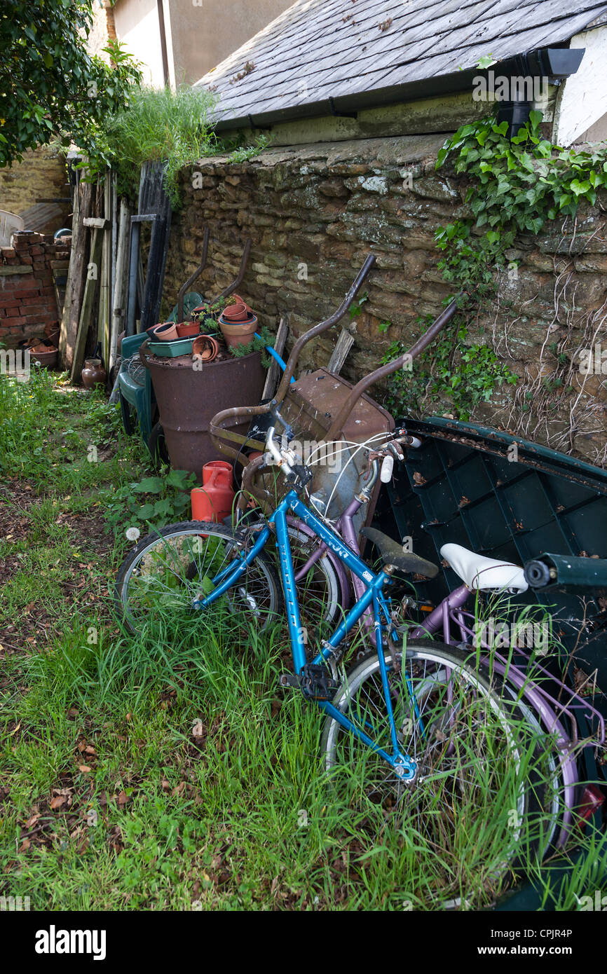 Garden junk hi-res stock photography and images - Alamy