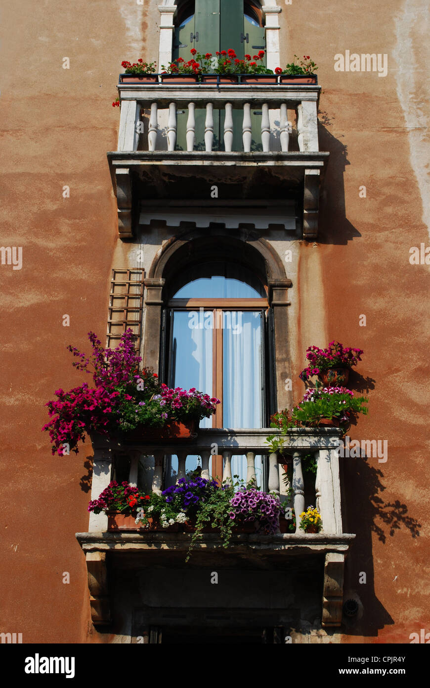 Arched windows outside exterior hi-res stock photography and images - Alamy