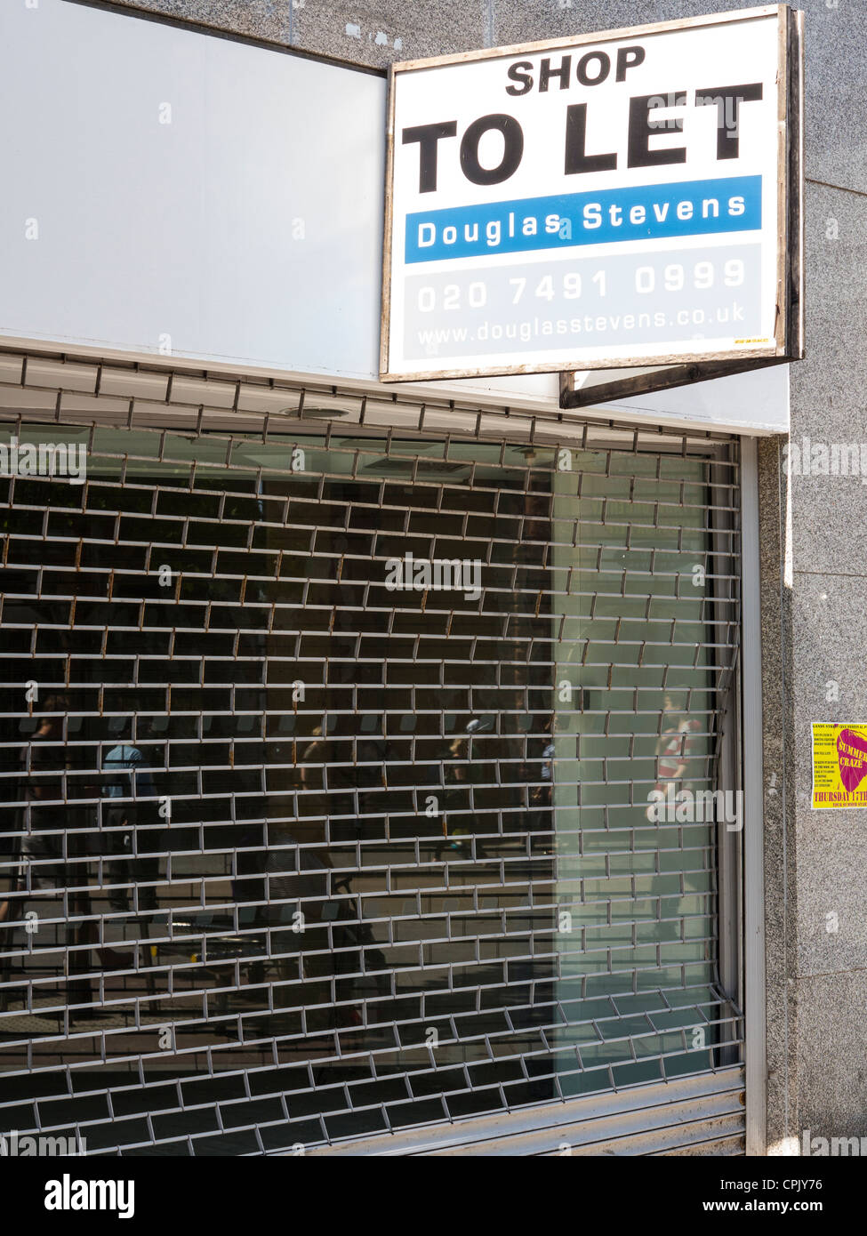 Empty boarded up shop hi-res stock photography and images - Alamy