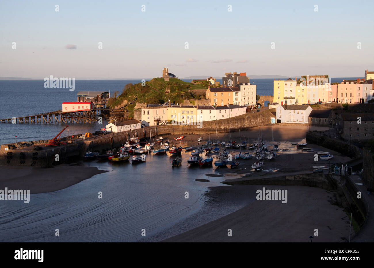 Night evening boats hi-res stock photography and images - Alamy
