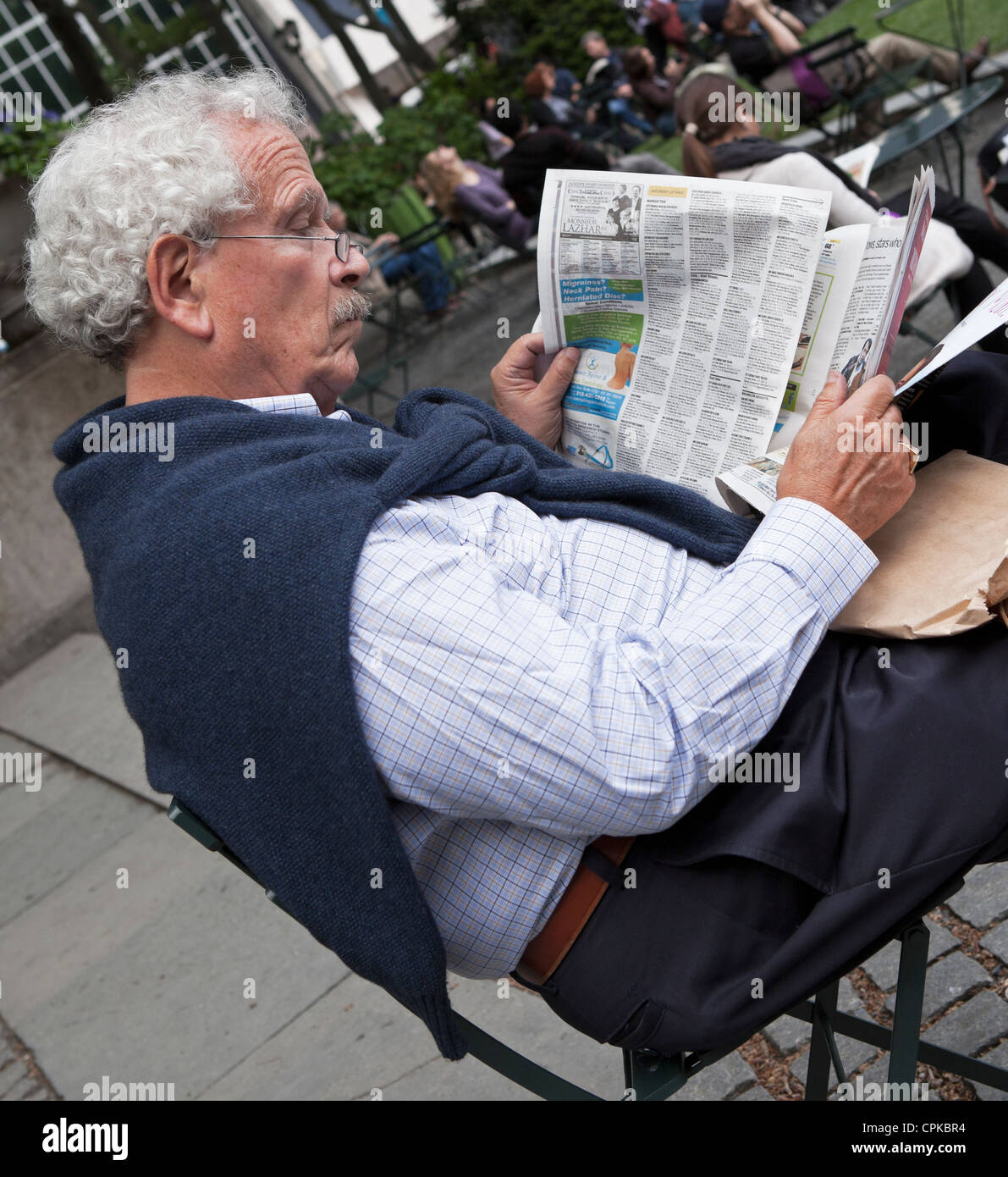 Reading new york newspaper hi-res stock photography and images - Alamy