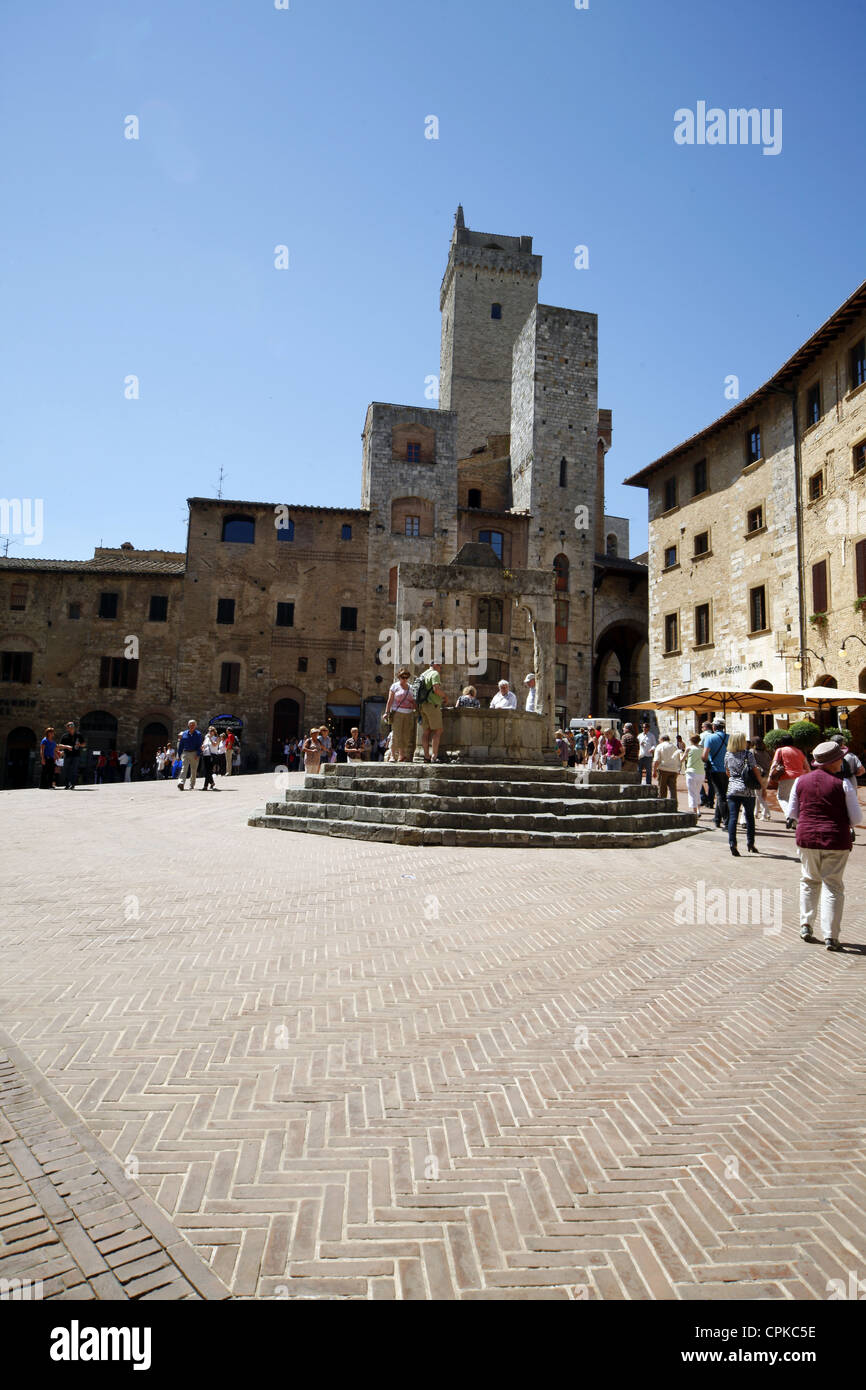 TOWN SQUARE & TOWERS SAN GIMIGNANO TUSCANY ITALY 10 May 2012 Stock ...