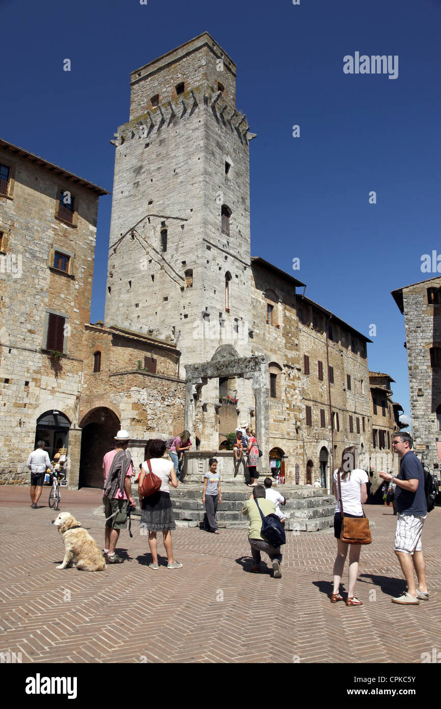 WELL TOWN SQUARE & TOWERS SAN GIMIGNANO TUSCANY ITALY 10 May 2012 Stock ...