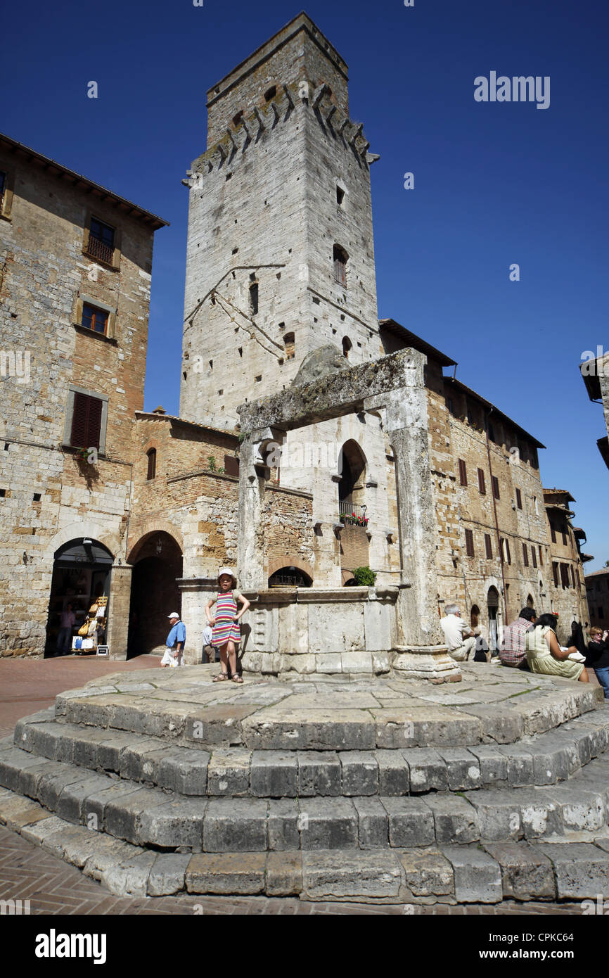 WELL TOWN SQUARE & TOWERS SAN GIMIGNANO TUSCANY ITALY 10 May 2012 Stock ...