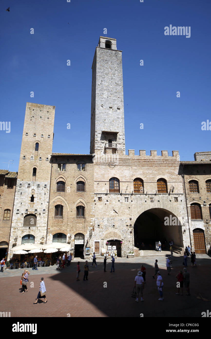 TOWN SQUARE & TOWERS SAN GIMIGNANO TUSCANY ITALY 10 May 2012 Stock ...
